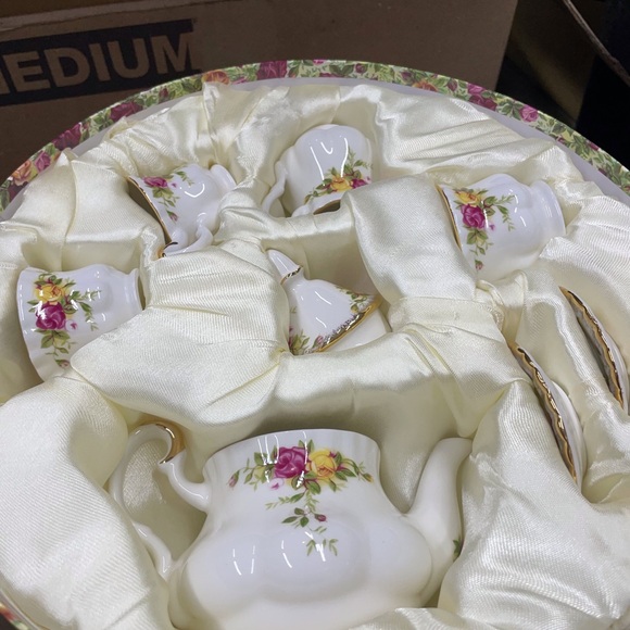 Royal Albert | Dining | Beautiful Royal Albert Tea Set As Shown In Pics ...